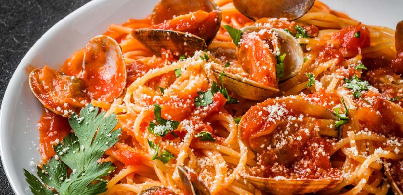 Seafood pasta with clams and shrimps - Fascinating Spain